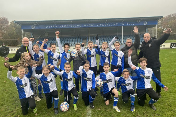 Hoofdtrainer HVCH JO13-1 steunt zijn team ook als sponsor